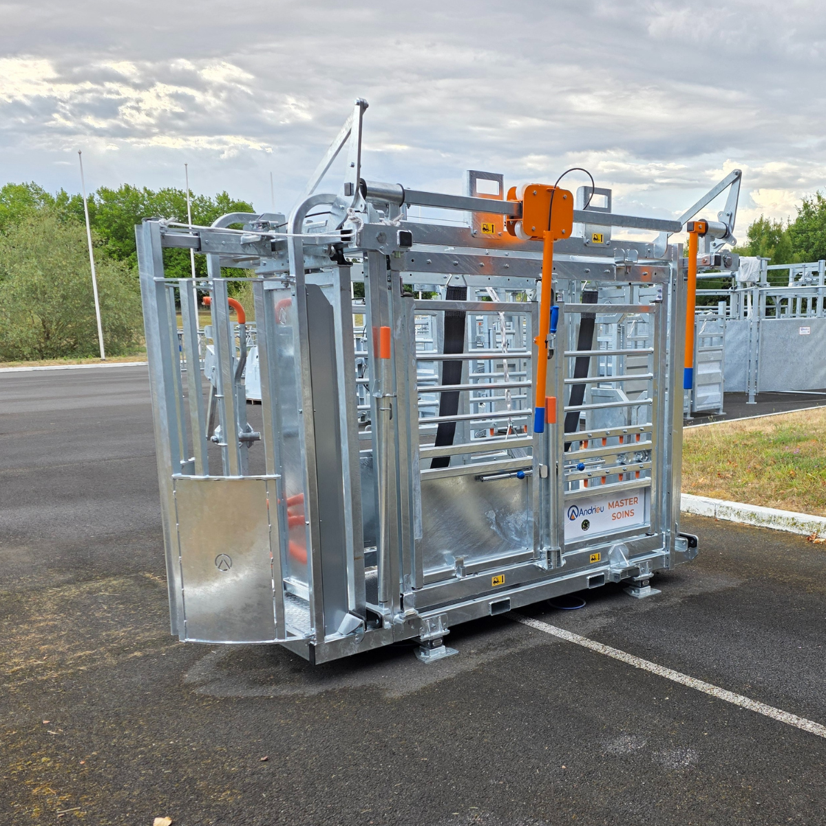 Andrieu MASTER SOINS restraint cage – trimming and bovine care